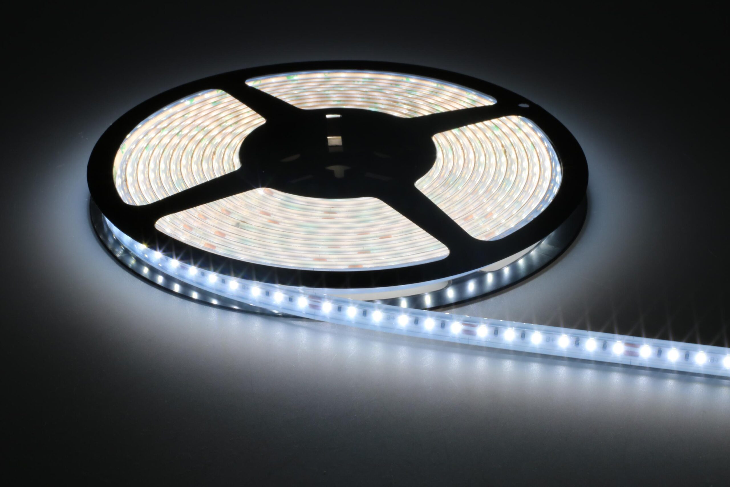 LED pás 9,6W, 24V, 120pcs/m - 2216 SMD, CW, IP52, šírka 8mm - led1.sk
